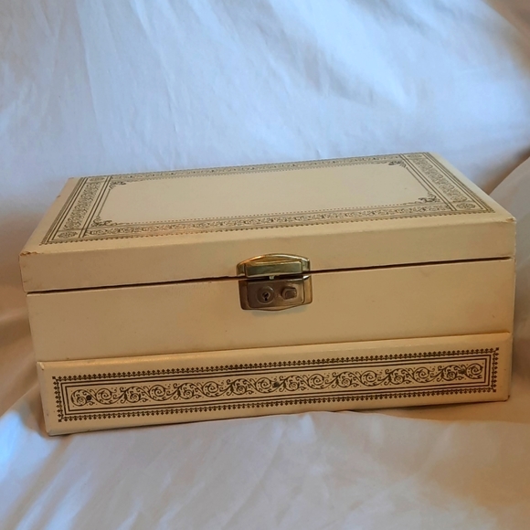 None | Storage & Organization | Vintage Jewelry Box Cream Ivory Color ...